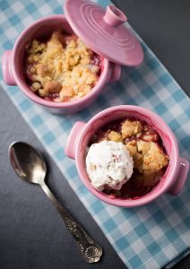 Apple Raspberry Crumble | The Girl Loves To Eat