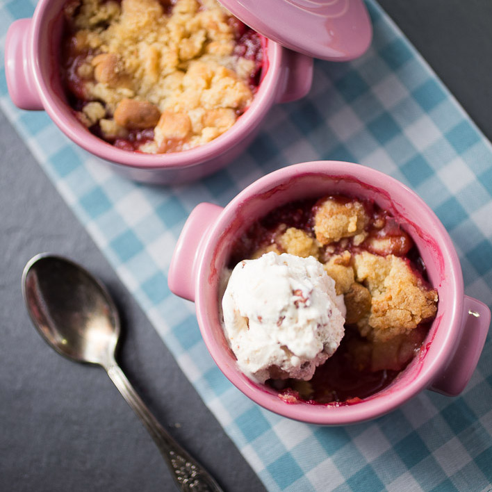Apple Raspberry Crumble | The Girl Loves To Eat