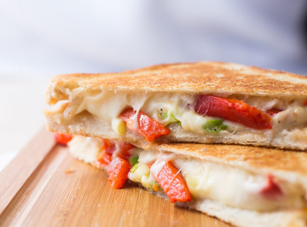 Mozarella and roasted bellpeppers grilled cheese | The Girl Loves To Eat