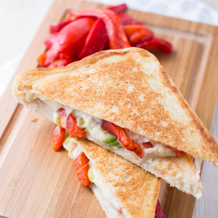 Mozarella and roasted bellpeppers grilled cheese | The Girl Loves To Eat